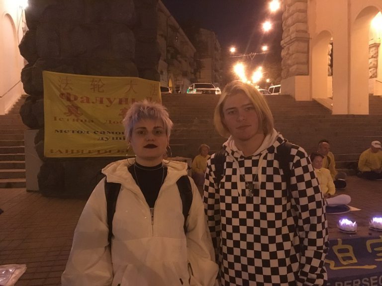 Практика Фалунь Дафа в центрі Києва ~ Друзі Фалуньгун